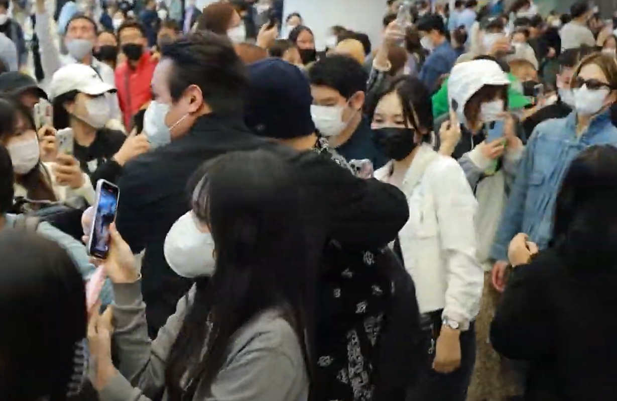 YG's Staff Screams for Help As Treasure INSANELY MOBBED BY Koreans Fans ...